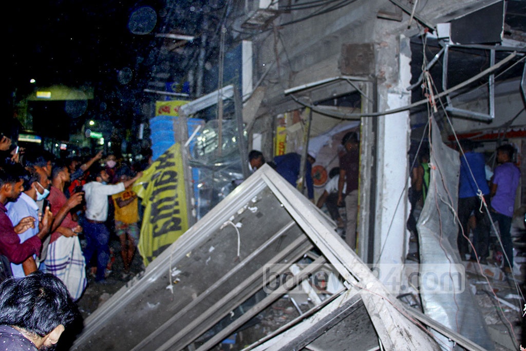 At least 7 die in Moghbazar building collapse after explosion