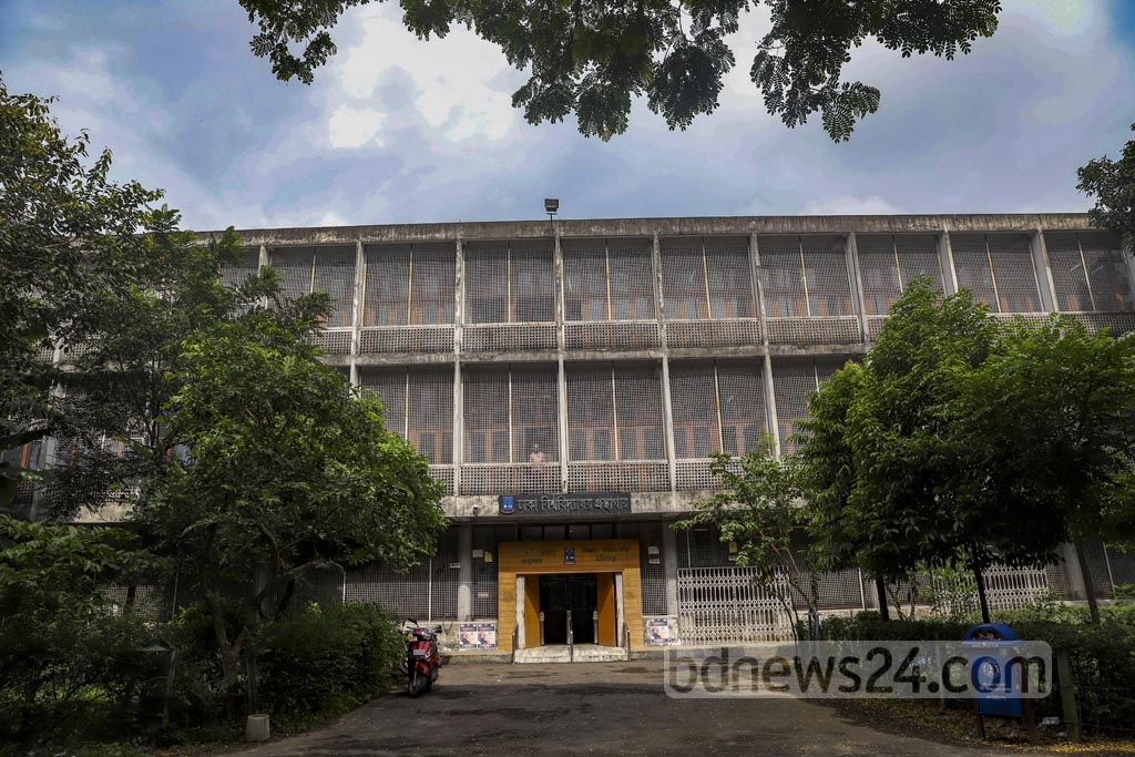 শিক্ষার্থীদের অপেক্ষায় ঢাকা বিশ্ববিদ্যালয় ক্যাম্পাস