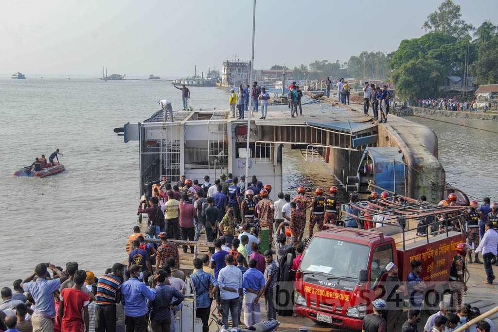 Two men who jumped off a sinking ferry narrate the moments of horror
