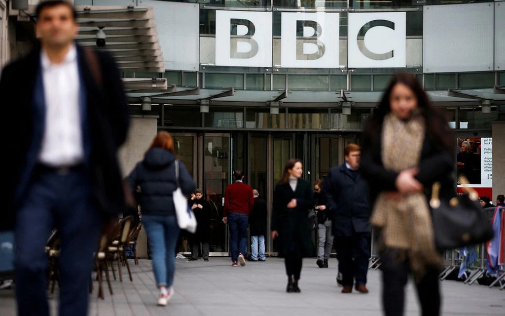 Russia curbs access to BBC Russian service and Radio Liberty