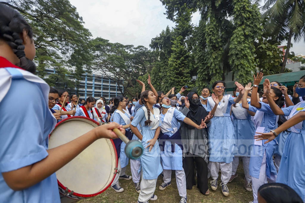 স্কুল পেরোনোর আনন্দ, ‘যুদ্ধজয়ের’ উদযাপন