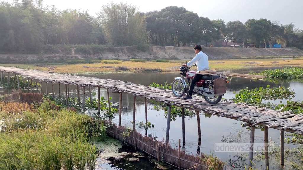নিজেদের তৈরি বাঁশের সাঁকোই ২০ গ্রামের মানুষের ‘ভরসা’