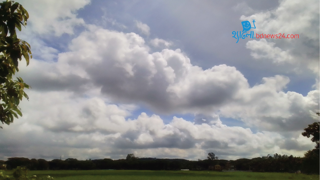 নীল আকাশে মেঘেদের দল