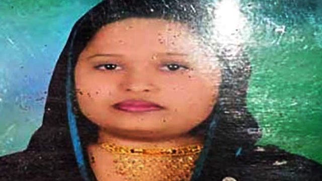 চাঁদপুরে টয়লেটে মিলল বিউটিশিয়ানের গলাকাটা লাশ