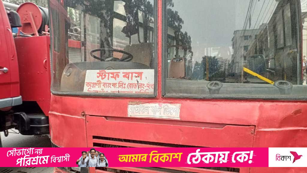 Agrani Bank staff bus torched in Khilgaon amid BNP blockade