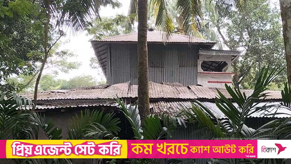 Bomb blast at Bhola Chhatra League leader's house kills 1, Injures another