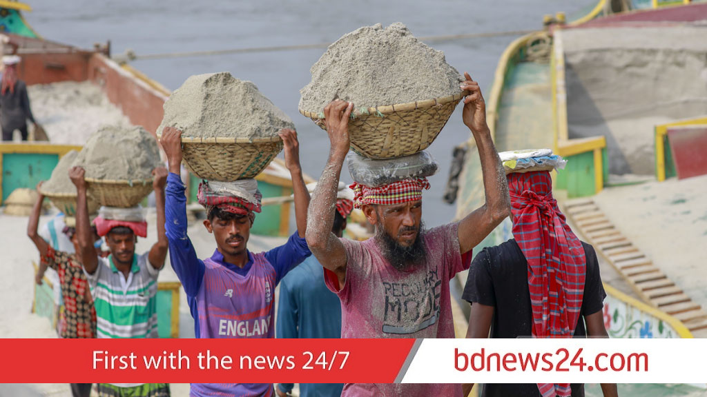Sand labourers of Turag