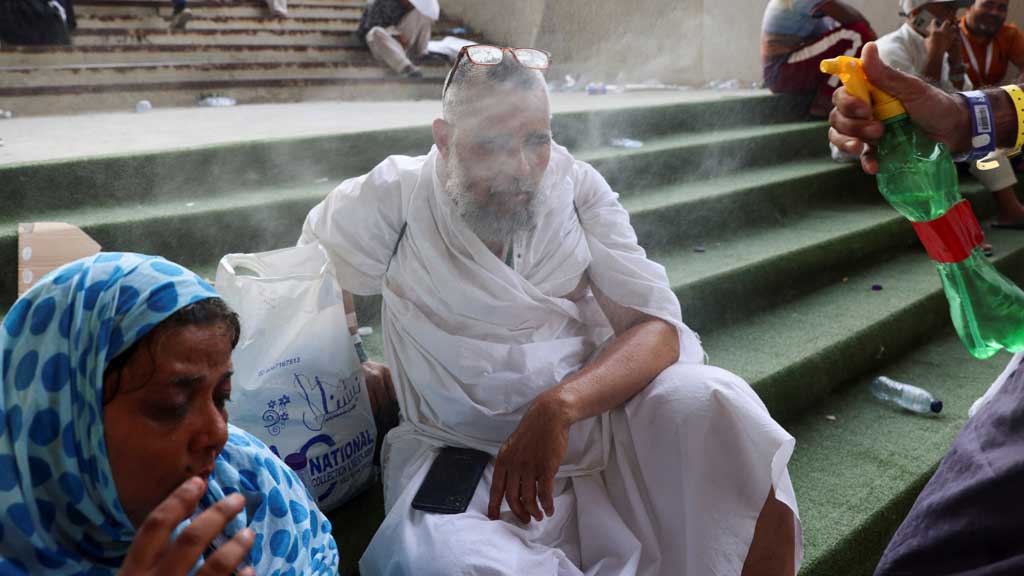 Soaring temperatures scorch pilgrims on Hajj in Saudi Arabia