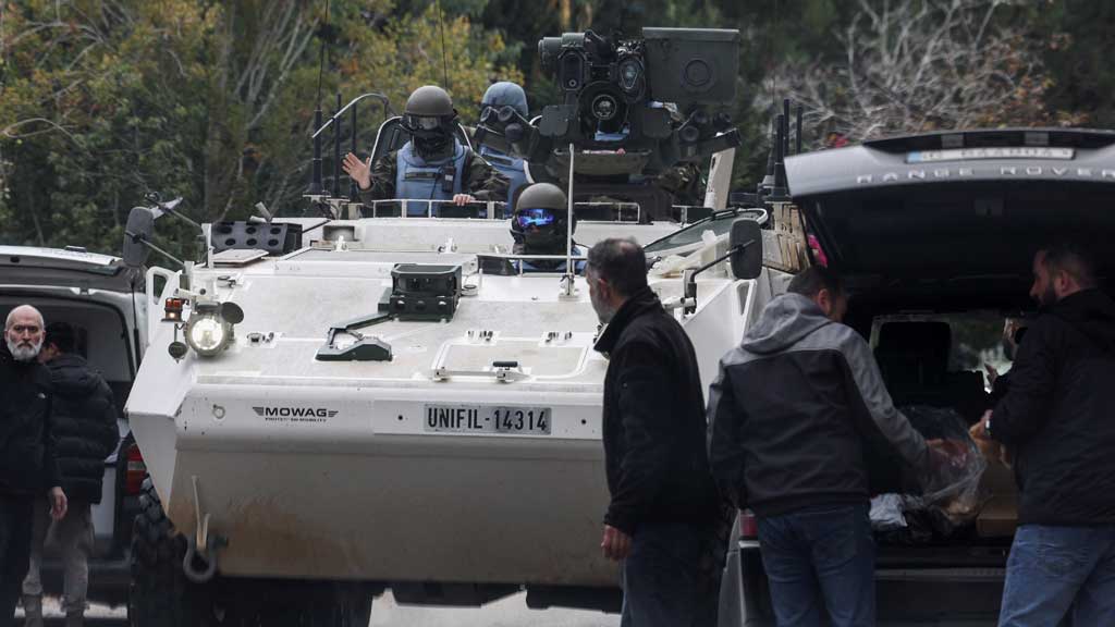 Displaced Lebanese begin to journey home