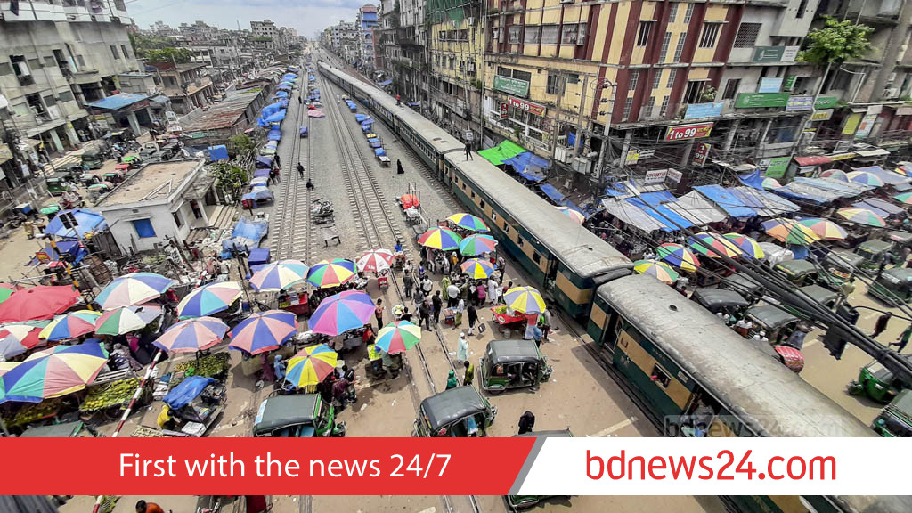 Shops on railway tracks, trains running at risk