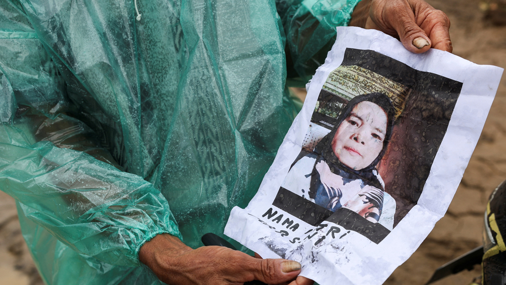 Indonesian man's hopes of finding missing wife fade after flood d