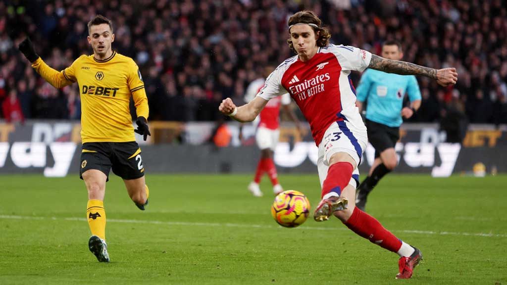 Arsenal keep title race alive with win at Wolves