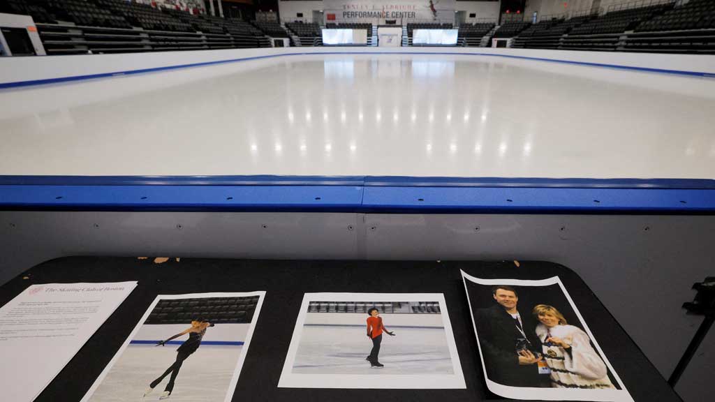 Ex-skating world champions among victims of US air crash