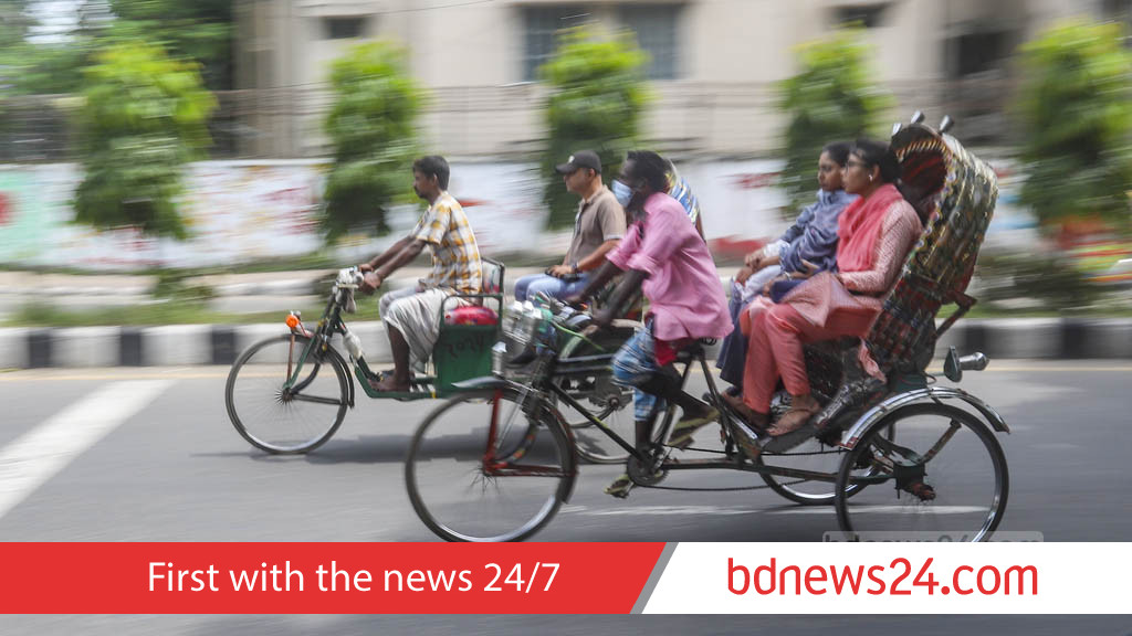 A variety of battery-powered rickshaws