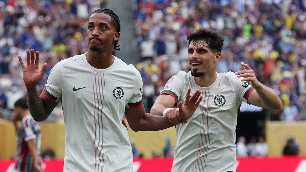 Pedro double sees Chelsea into CWC final