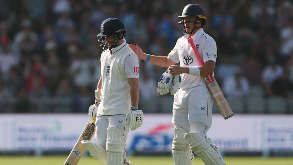 Crawley and Duckett lead England recovery after Pant's Old Traffo