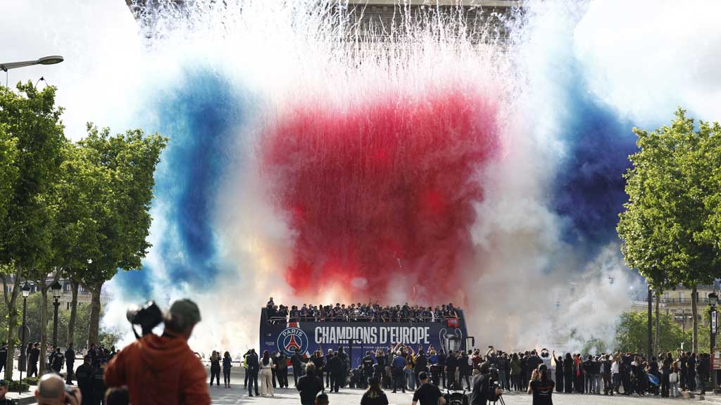 Paris welcomes its champions on the Champs Elysees