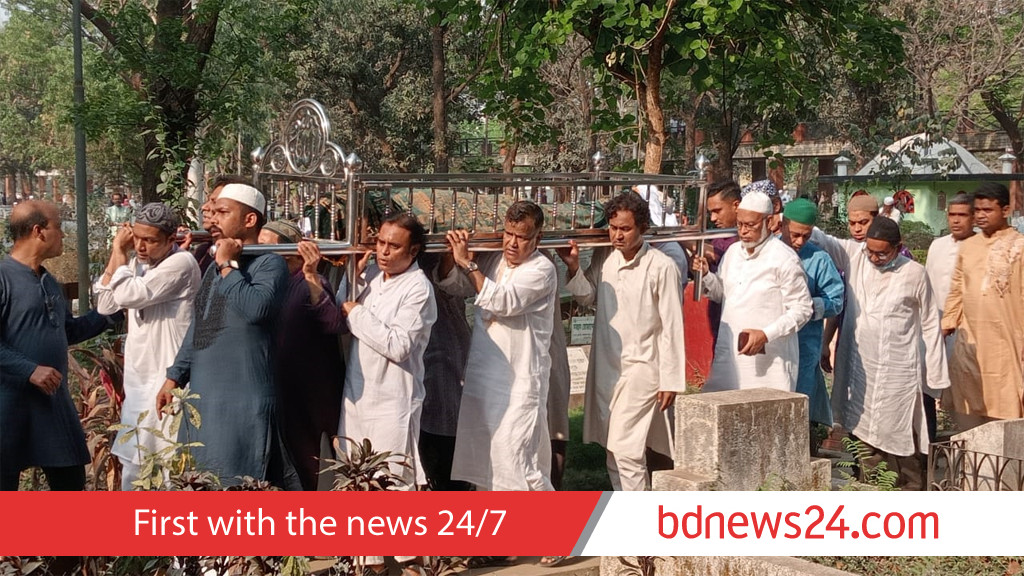 Ex-DU VC Arefin Siddique buried in Azimpur graveyard