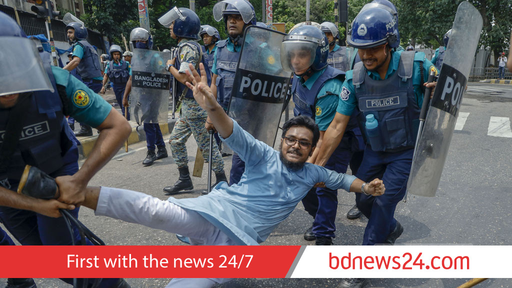 Police crack down on JnU protesters