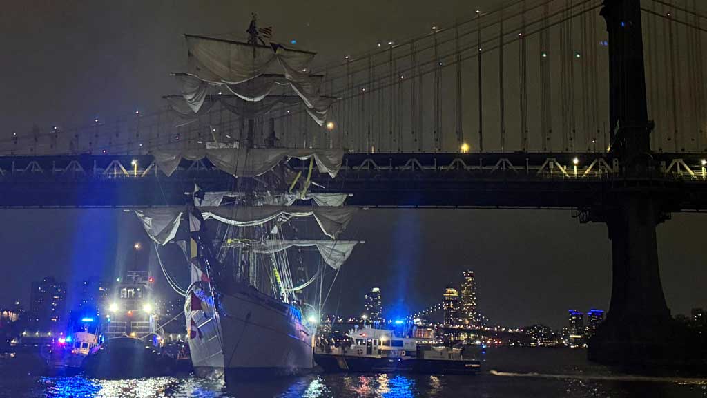 2 die as Mexican Navy ship crashes into Brooklyn Bridge