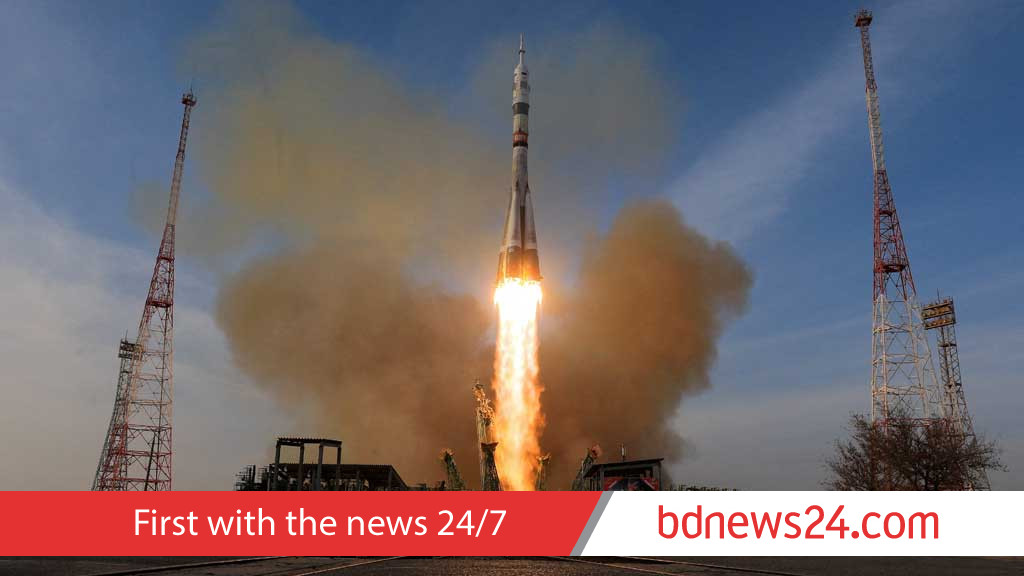 Soyuz launches Russian, American crew to ISS
