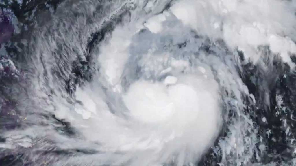 Philippines evacuates 100,000 people as Fung-wong intensifies