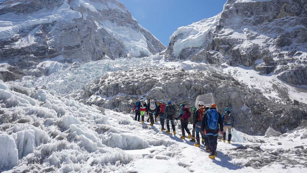 Sherpas open route to move up Everest