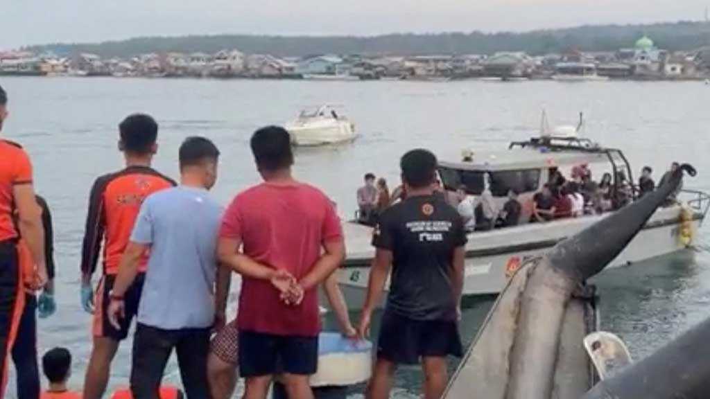15 dead, hundreds rescued after Philippine boat accident