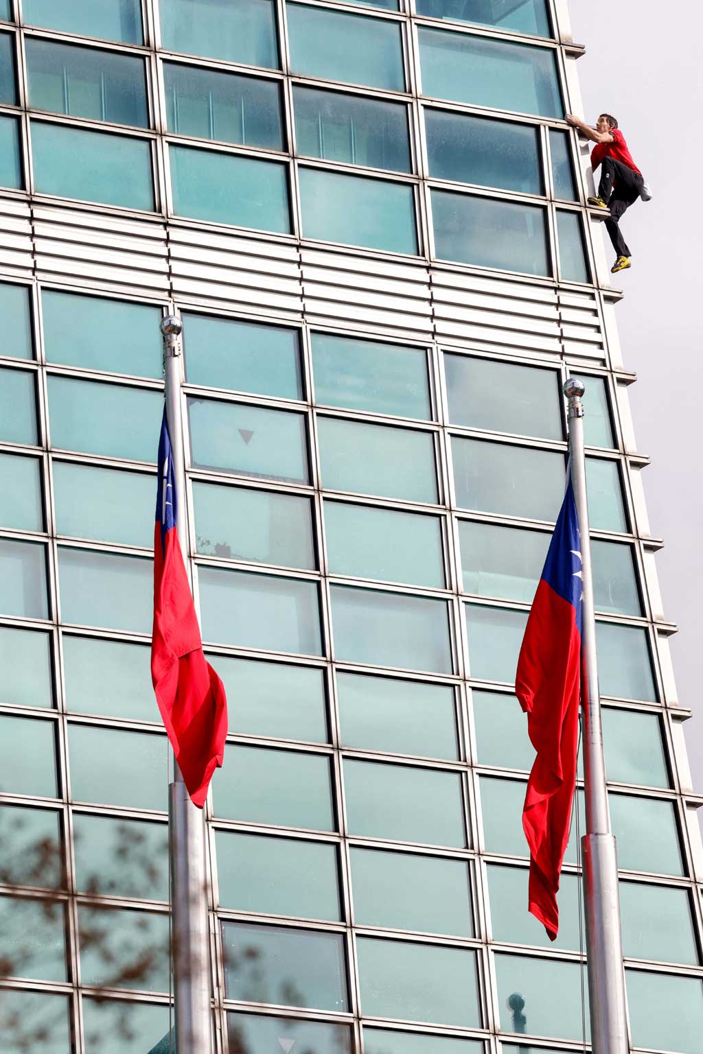 US climber scales Taiwan's tallest building Taipei 101 without ro